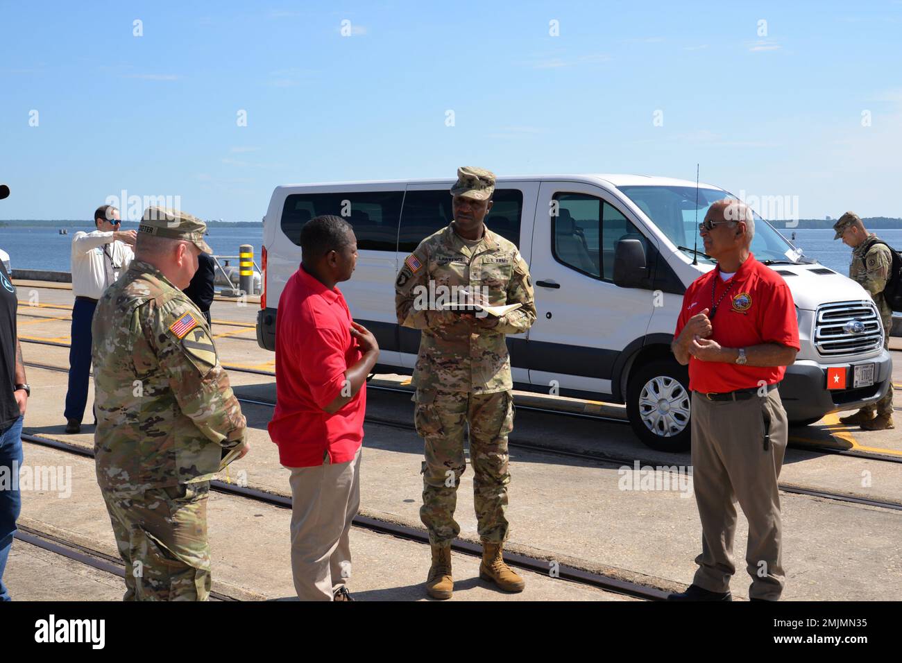 Mitglieder der 596. Transportbrigade Briefing Brigade. Generalleutnant ...