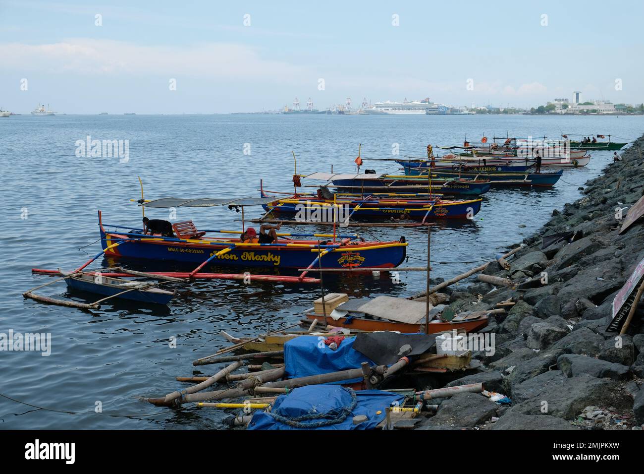 Schiff in der bucht von manila -Fotos und -Bildmaterial in hoher ...