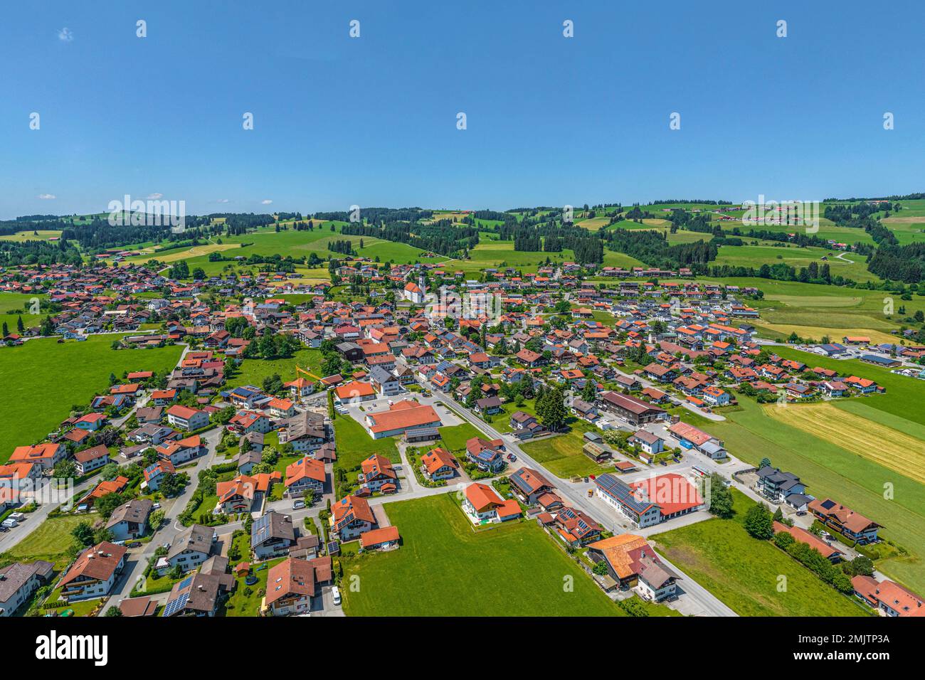 Die wunderschöne Natur rund um Wertach im bayerischen Allgaeu von oben ...