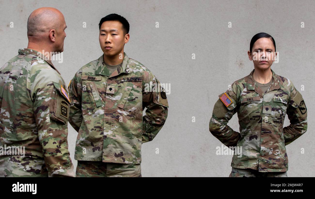 Sgt. Joshua Rhim und Sgt. Bethany Hall, all-source intel Analysten mit Charlie Company, 519 ...