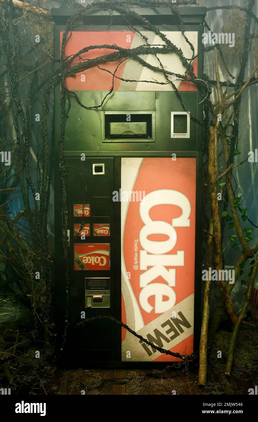 IMAGES DISTRIBUTED FOR COCA-COLA Coca-Cola brings back New Coke in ...