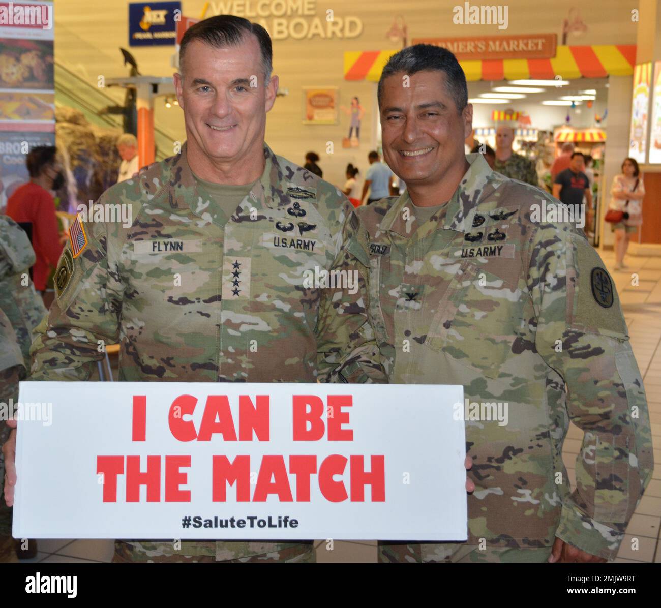 (Bild von links) Gen. Charles Flynn, Kommandierender General, US Army ...