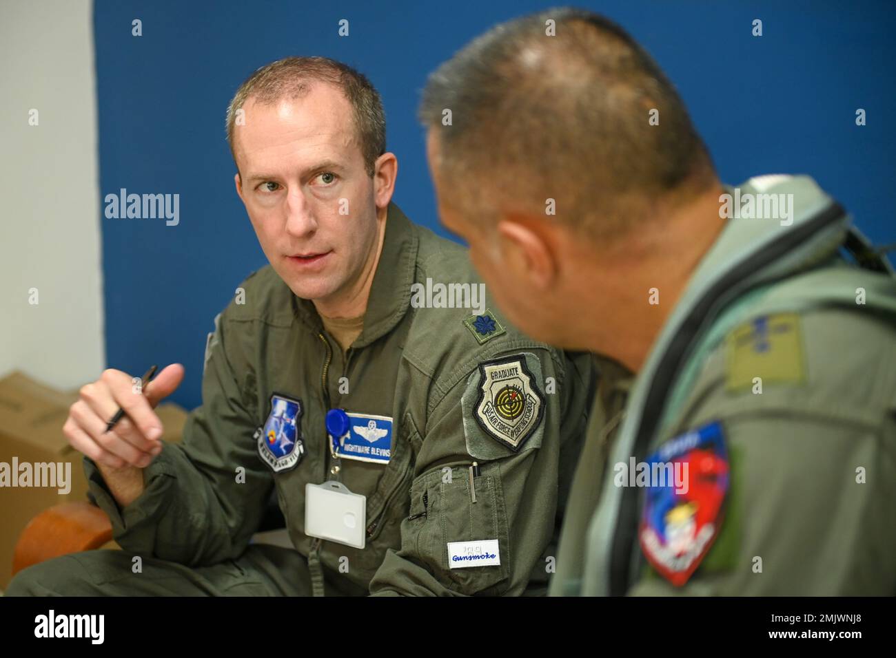US Air Force LT. Col. Taylor Blevins, links, ein Pilot mit dem 157 ...