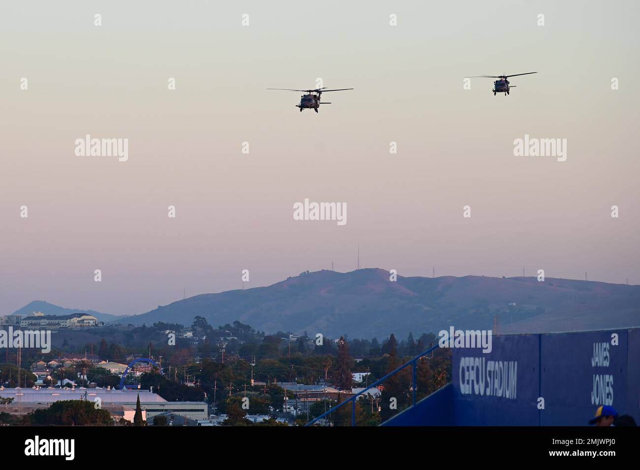 Ein Paar der US-Luftwaffe HH-60G Pave Hawk Hubschrauber, die der 129 ...