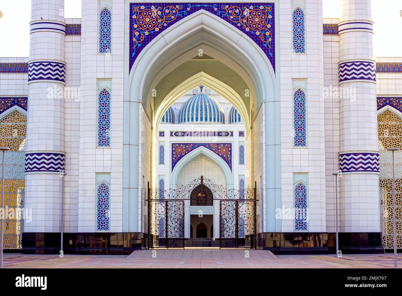 DUSCHANBE, TADSCHIKISTAN - 11. AUGUST 2022: Weißes Gebäude der ...