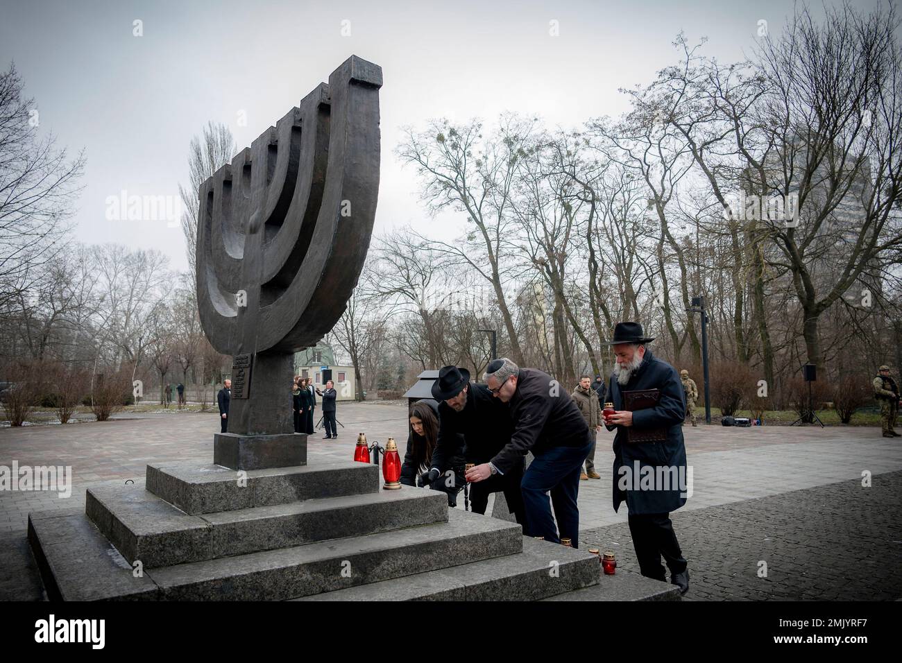 Kiew, Ukraine. 27. Januar 2023. Ukrainische jüdische Führer platzieren ...