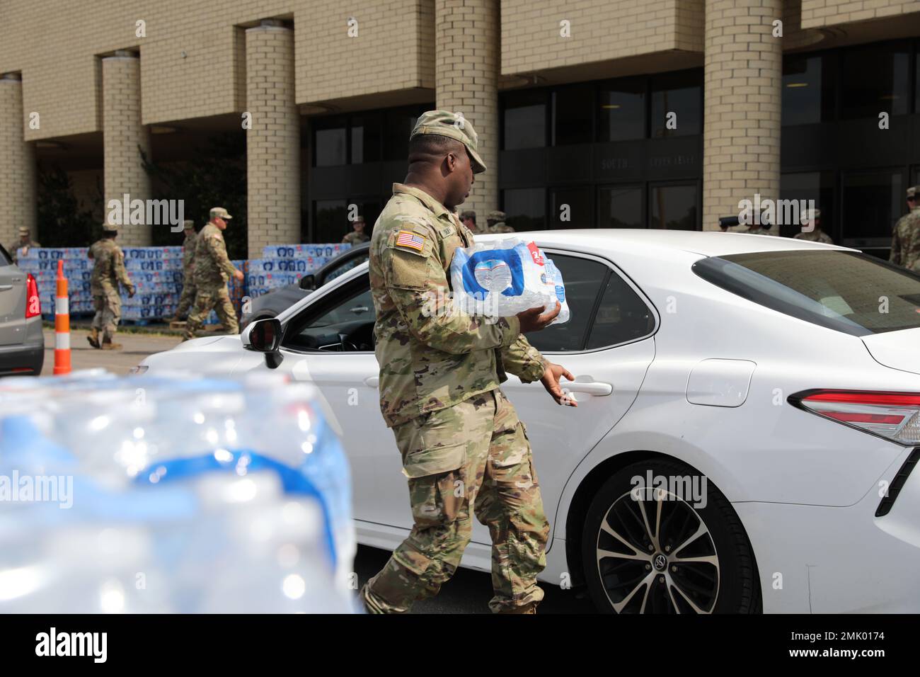 Ein Soldat der Nationalgarde von Mississippi verteilt Wasser in der ...
