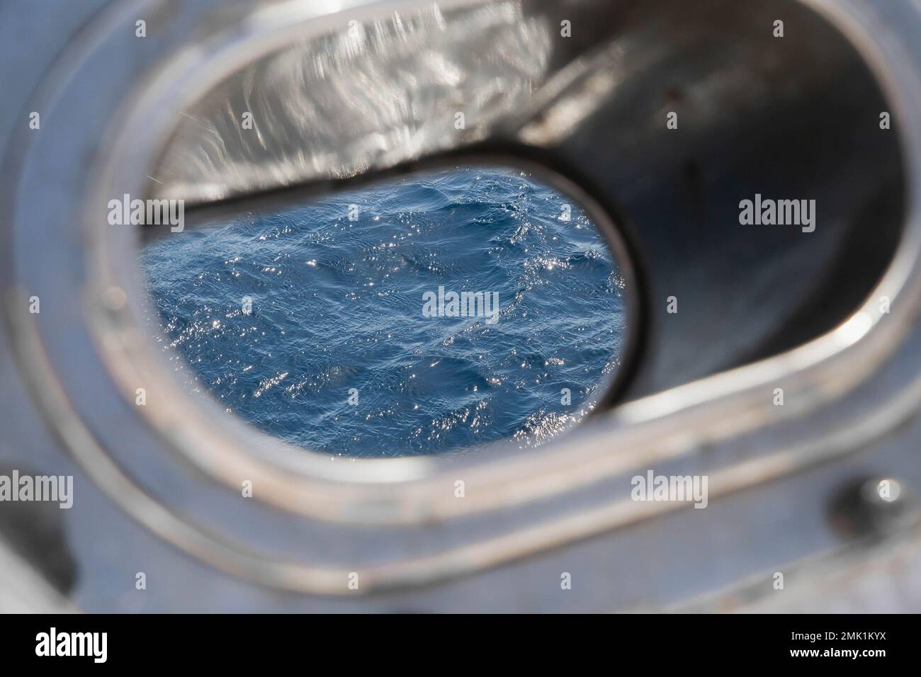Blick durch das fenster boot meer -Fotos und -Bildmaterial in hoher ...