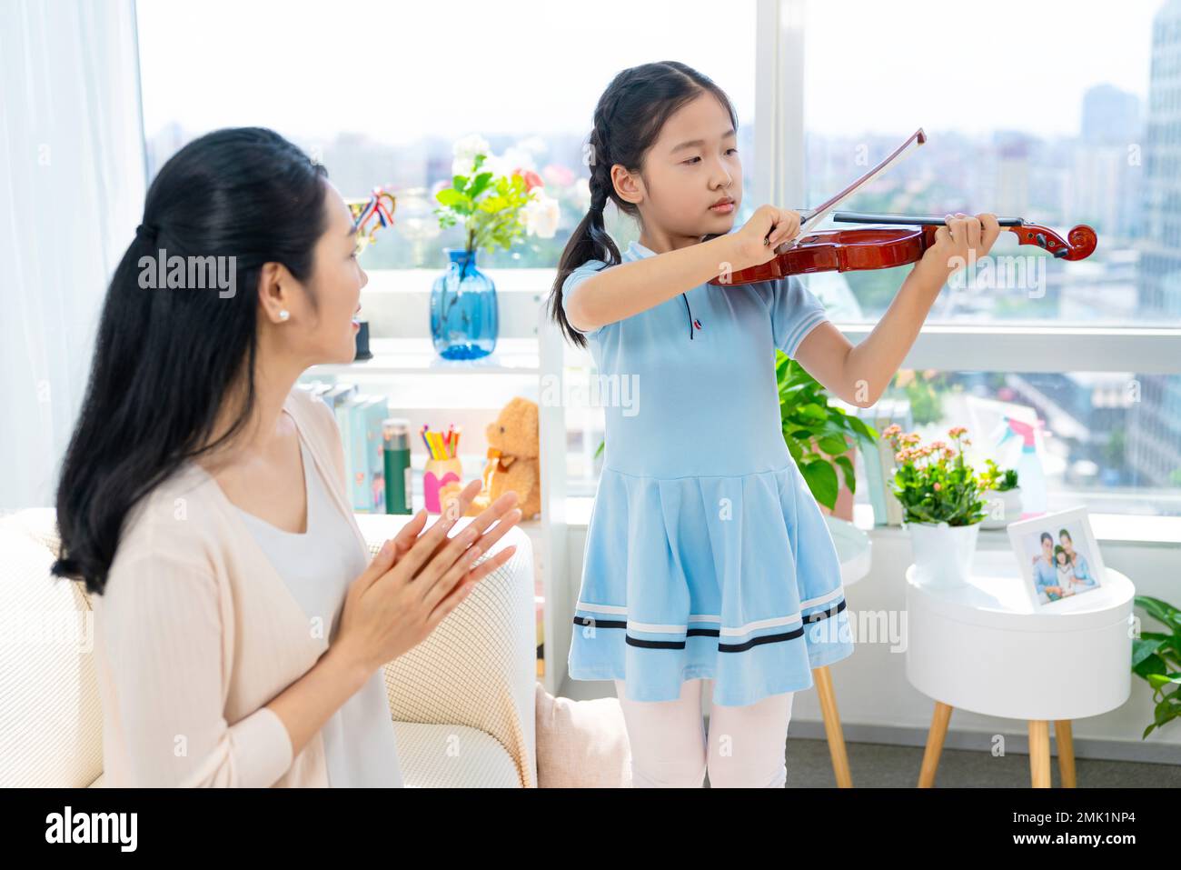 Zweite geige spielen -Fotos und -Bildmaterial in hoher Auflösung – Alamy