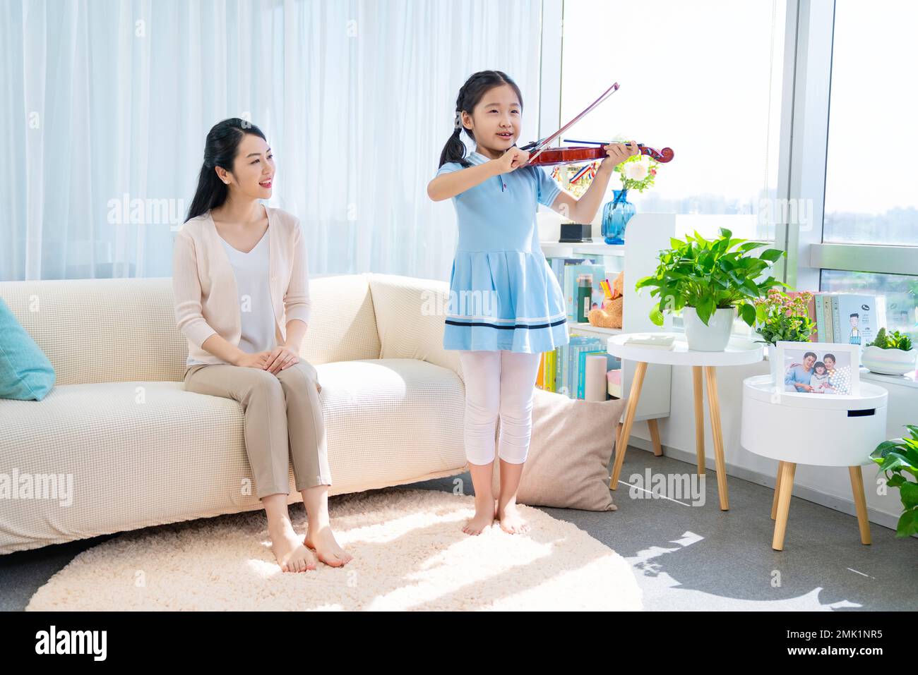 Zweite geige spielen -Fotos und -Bildmaterial in hoher Auflösung – Alamy