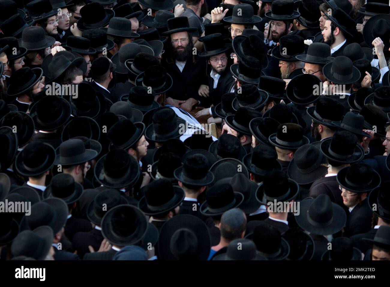 Ultra-Orthodox Jews carry the body of Rabbi of the Kaliv Hasidic ...