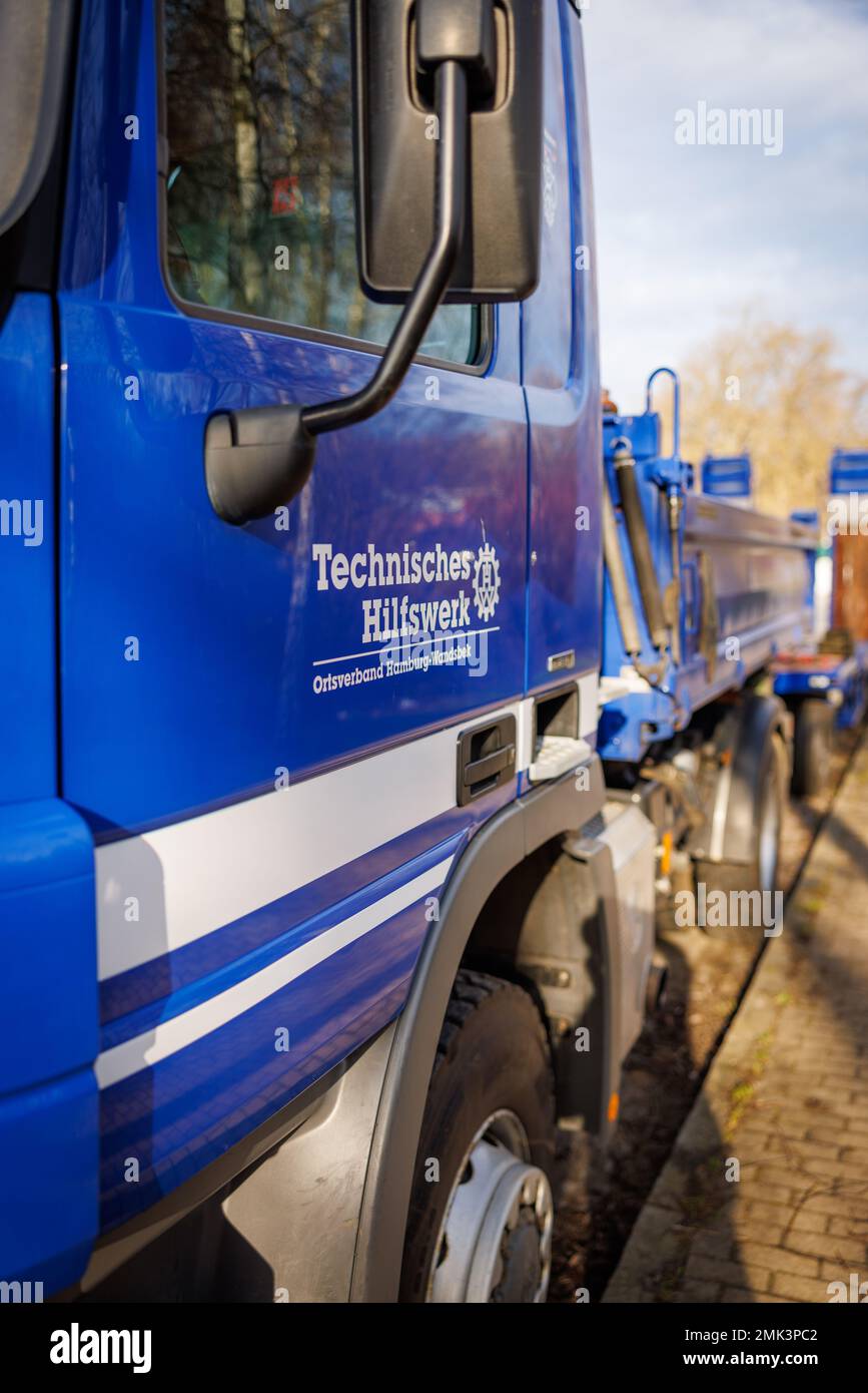 An der Fahrertür des blauen Fahrzeugs der technischen Hilfsorganisation ...