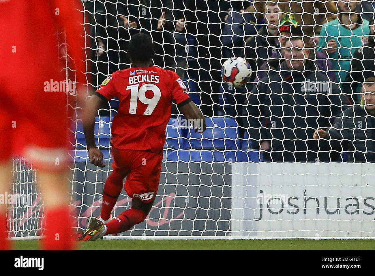Omar Beckles von Leyton Orient leitet ein Josh Dacres-Cogley von ...