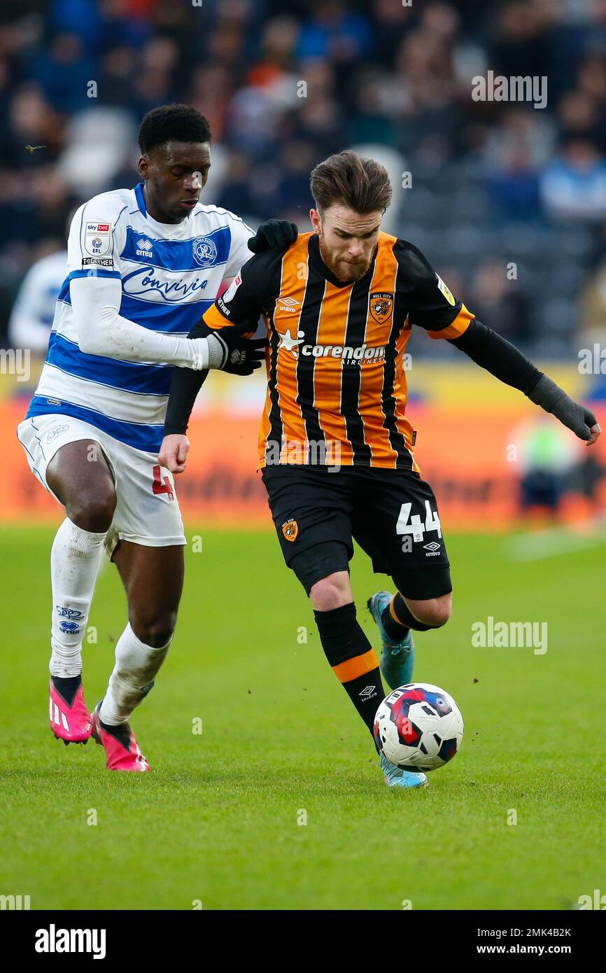 Aaron Connolly #44 von Hull City und Tim Iroegbunam #47 von QPR während des Sky Bet Championship ...
