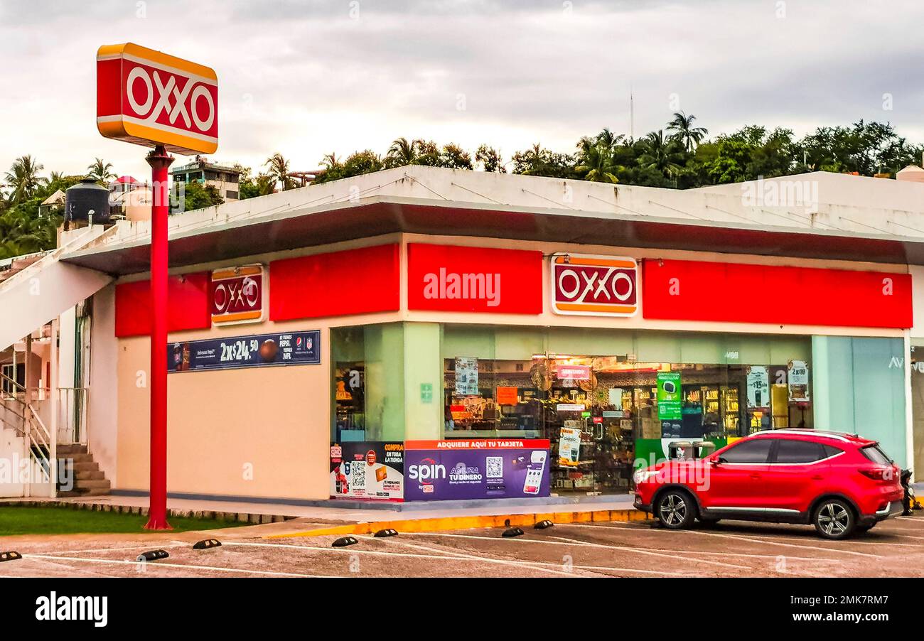 Puerto Escondido Oaxaca Mexico 2022 Oxxo Supermarkt Shop an der Straße ...