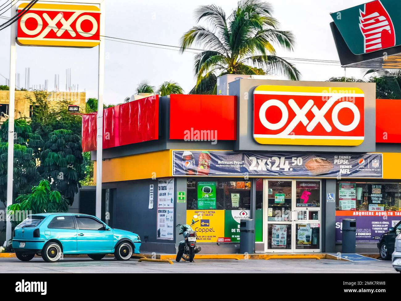 Puerto Escondido Oaxaca Mexico 2022 Oxxo Supermarkt Shop an der Straße ...