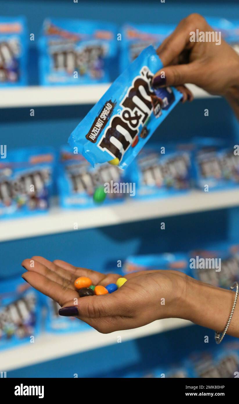 IMAGE DISTRIBUTED FOR MARS WRIGLEY CONFECTIONARY- Fans get a first ...