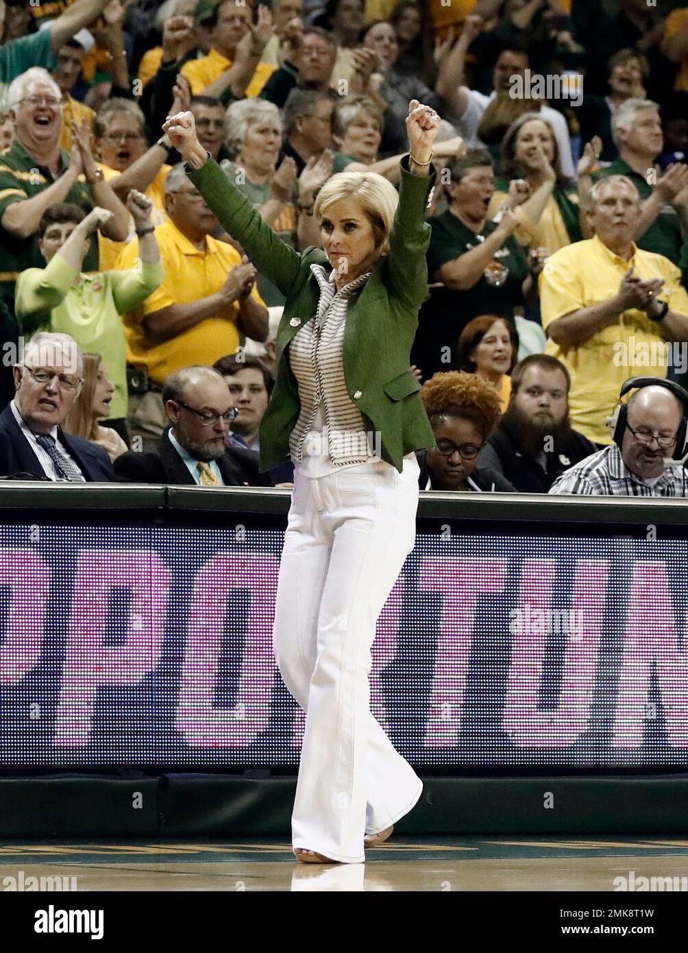 Baylor head coach Kim Mulkey celebrates in the second half of a second ...