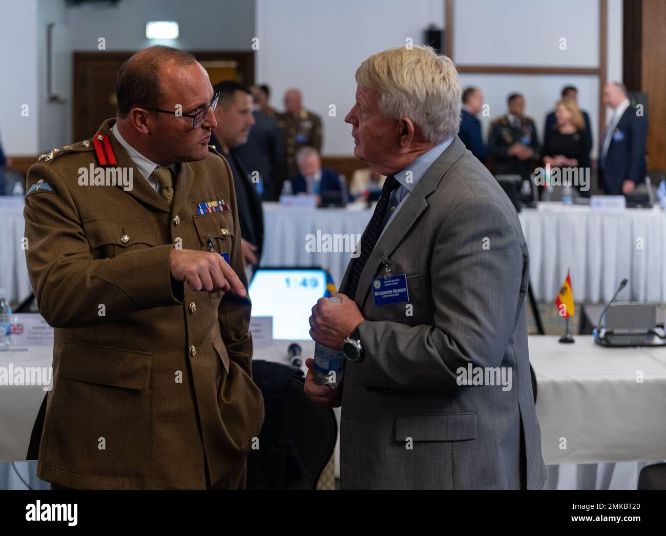 Delegierte der Ukraine Defense Contact Group diskutieren während des ...