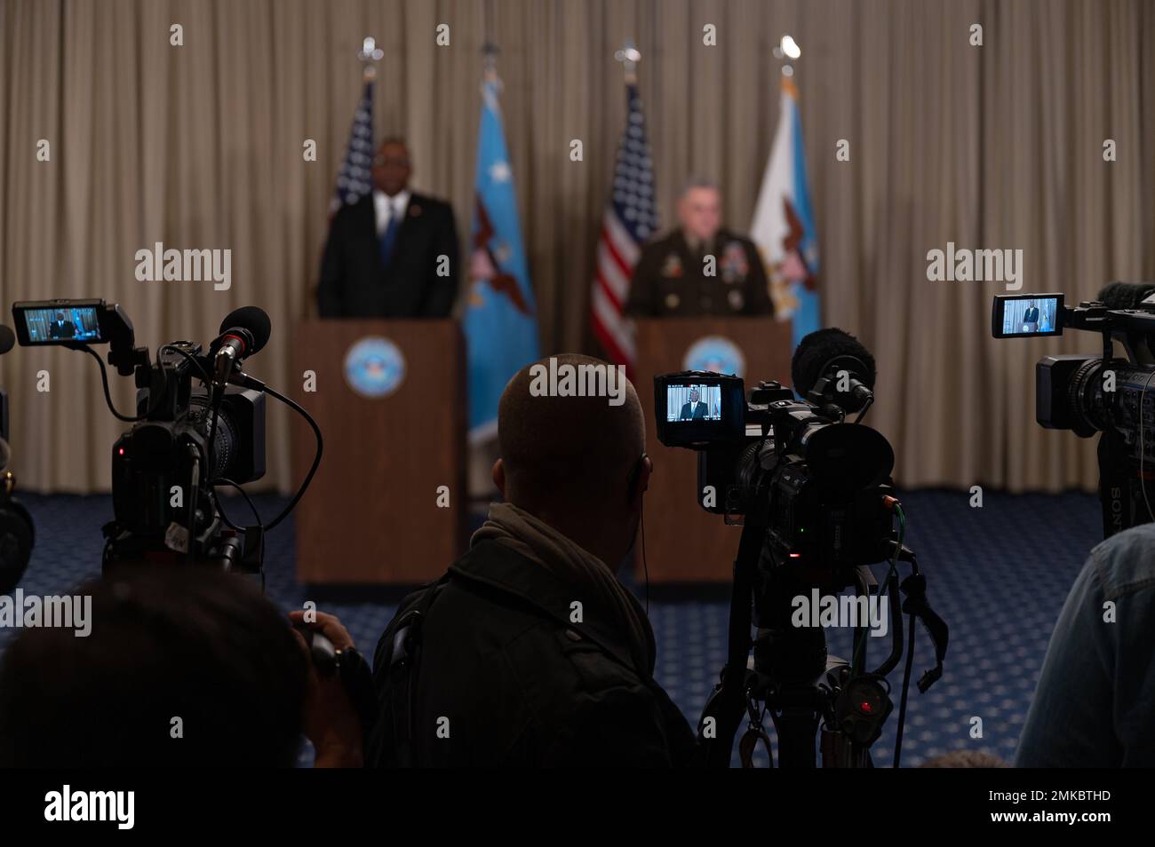 Verteidigungsminister Lloyd J. Austin lll, links in der Mitte, und ...