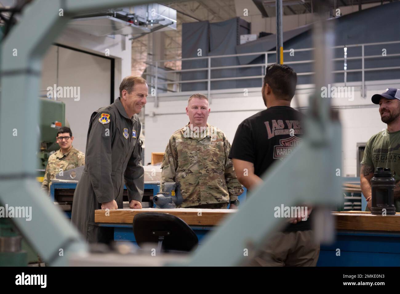 US Air Force Maj. General Corey Martin, links, Kommandant der Luftwaffe ...