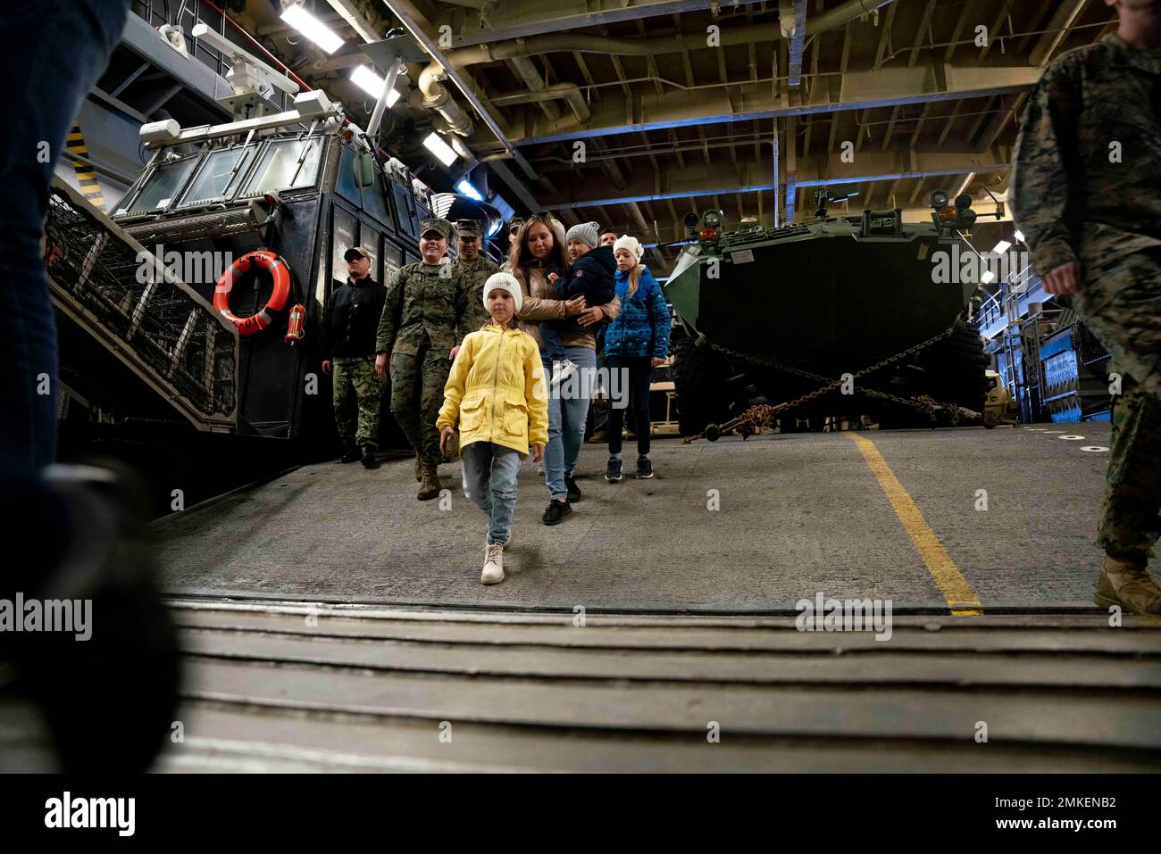 US-Marineinfanteristen und Matrosen führen ukrainische Familien durch ...