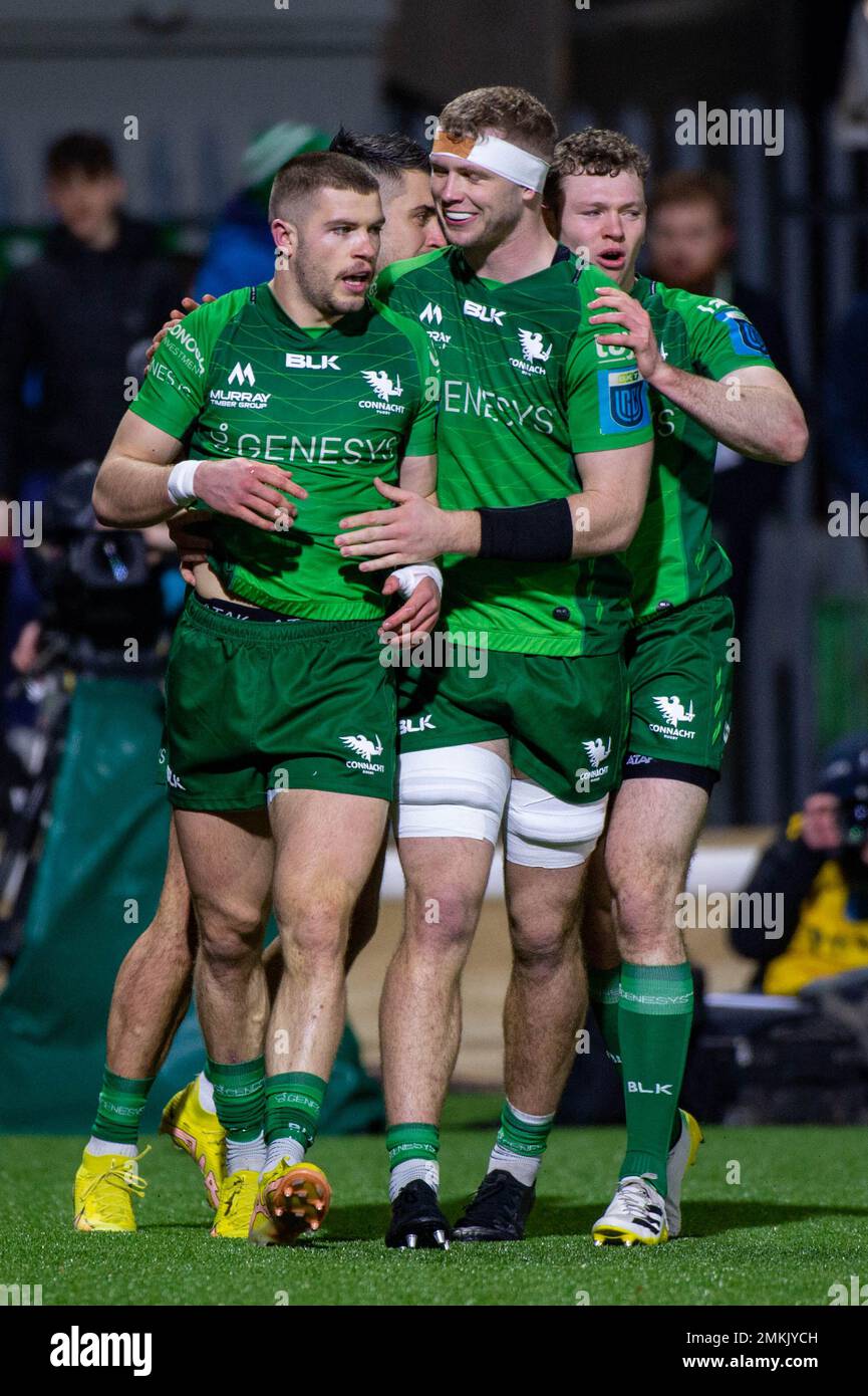 Diarmuid Kilgallen von Connacht feiert sein Tor mit Niall Murray von ...