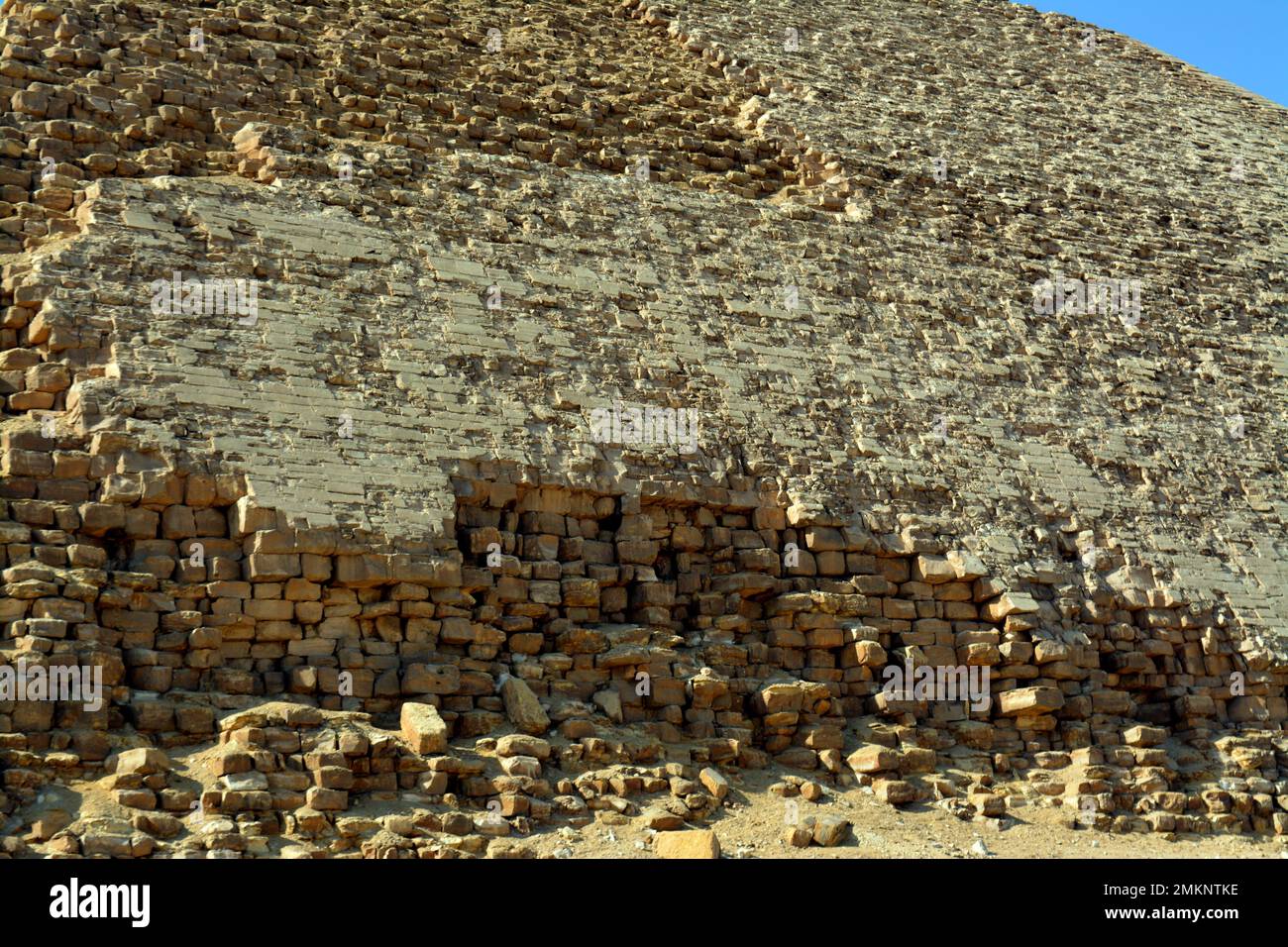 Die gebogene Pyramide von König Sneferu, Ein einzigartiges Beispiel für ...