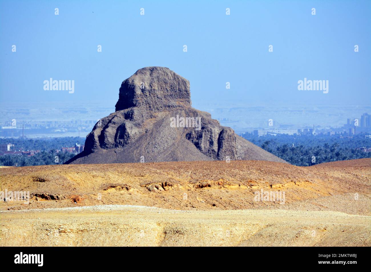 Die Pyramide von Amenemhat III, die schwarze Pyramide, die von ...