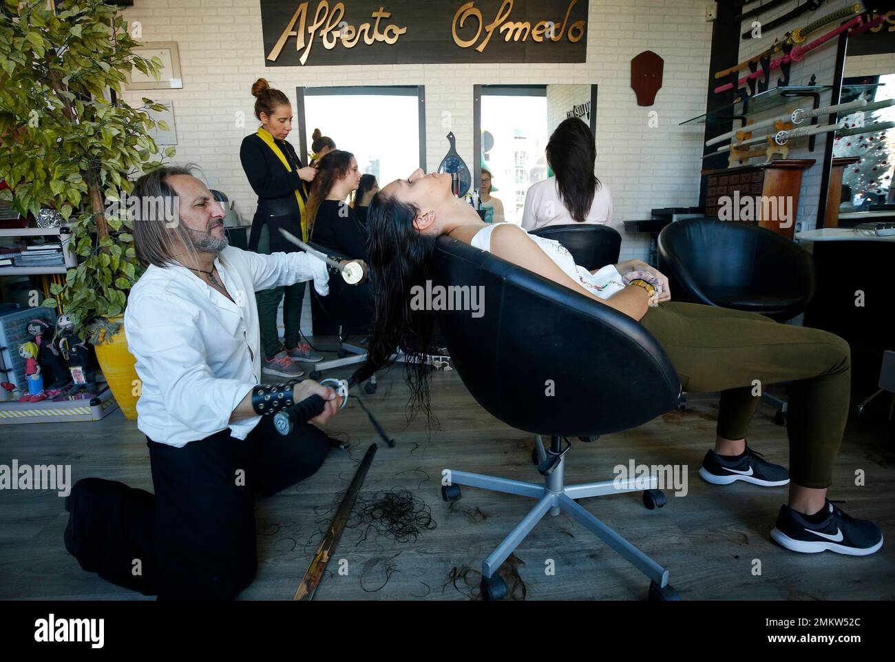 Hairdresser Alberto Olmedo cuts a woman's hair with two katana in ...