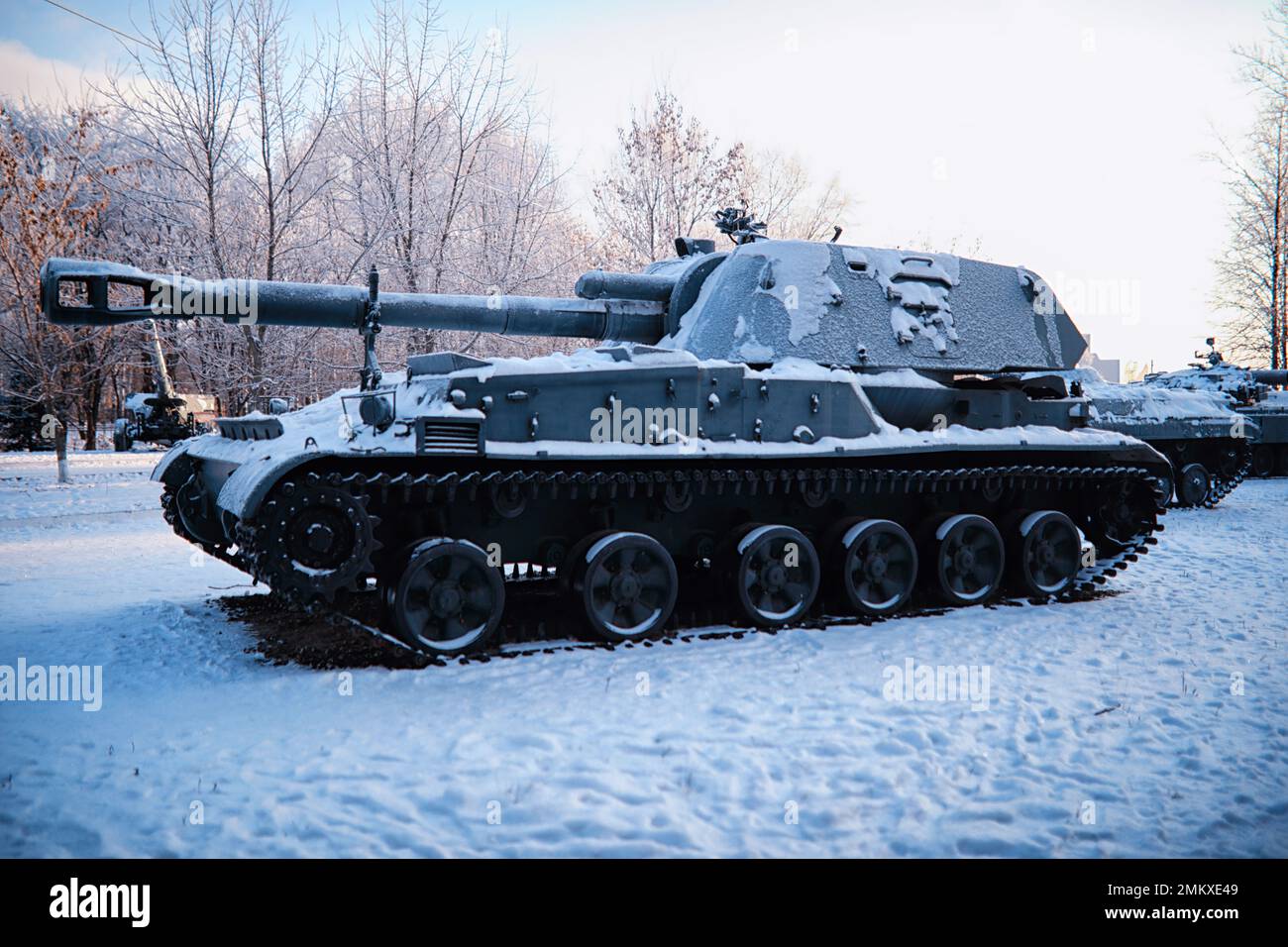 Militärpanzer hintereinander. Kampfpanzer im Schnee am Straßenrand der ...