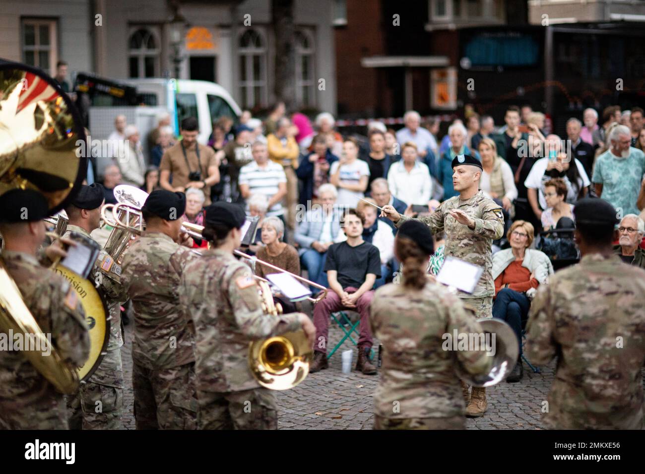 Der Chief Warrant Officer der US-Armee 3 James Landrum, Direktor der ...