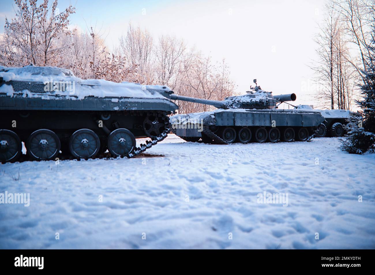 Militärpanzer hintereinander. Kampfpanzer im Schnee am Straßenrand der Autobahn. Krieg in der ...