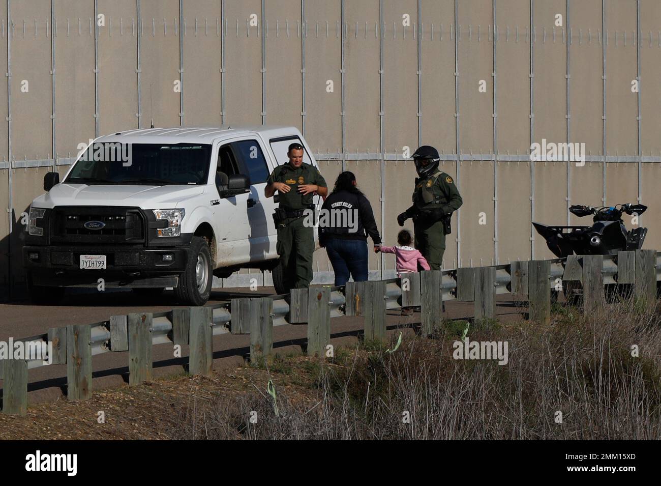 Honduran migrant Rachel Rivera, 19, holds hands with her three-year-old ...
