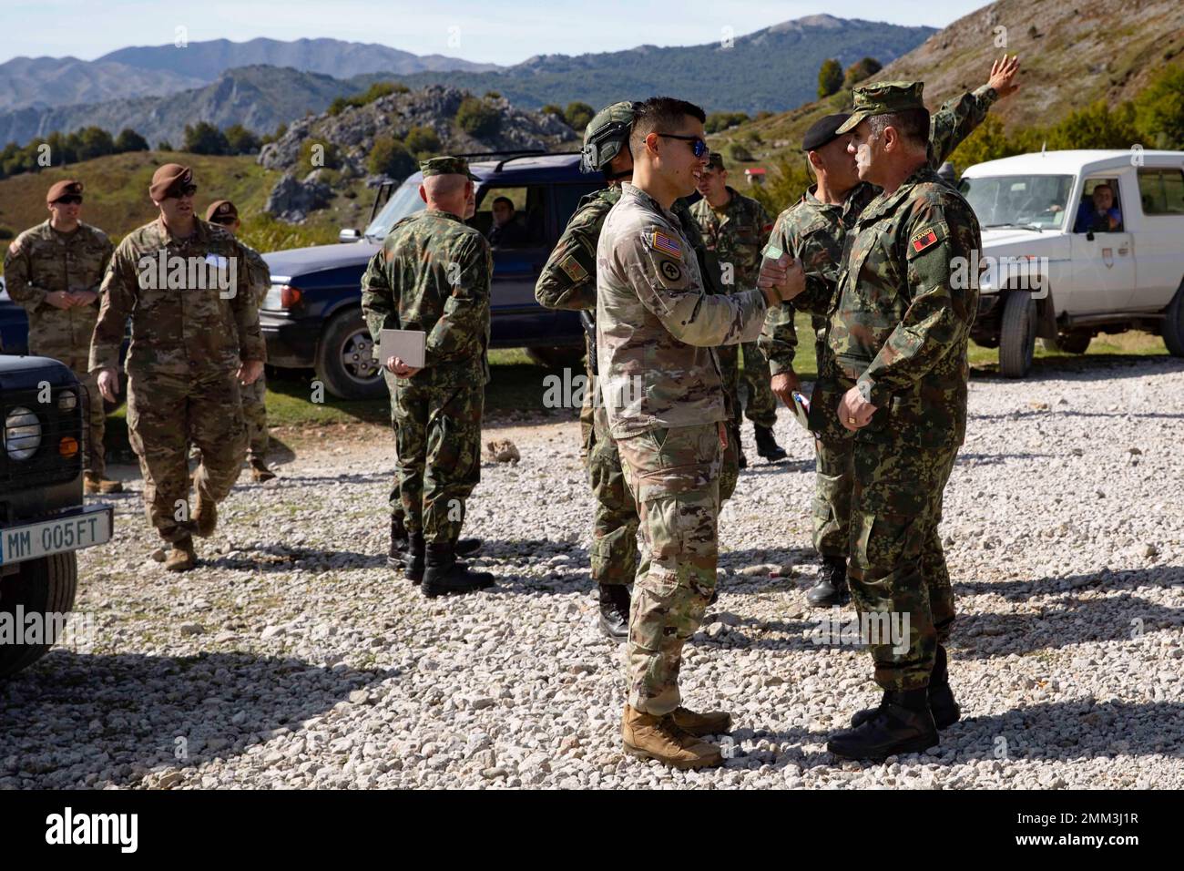 Der Kapitän der New Jersey Army National Guard, London Nagai, bilateral ...