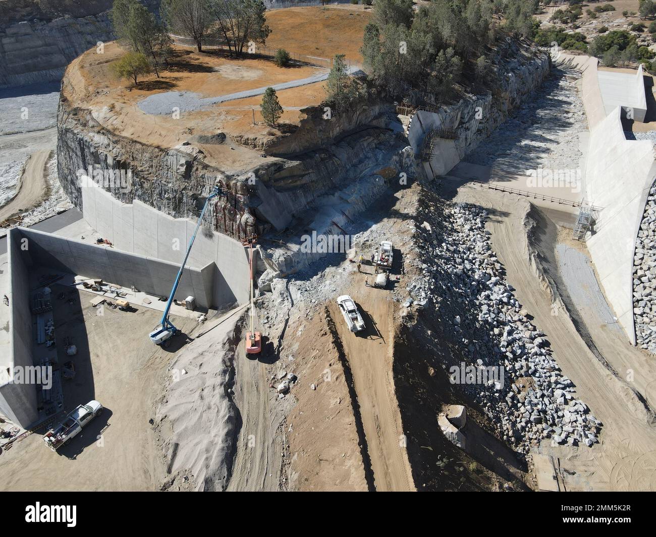 Crews mit dem U.S. Army Corps of Engineers Sacramento District ...