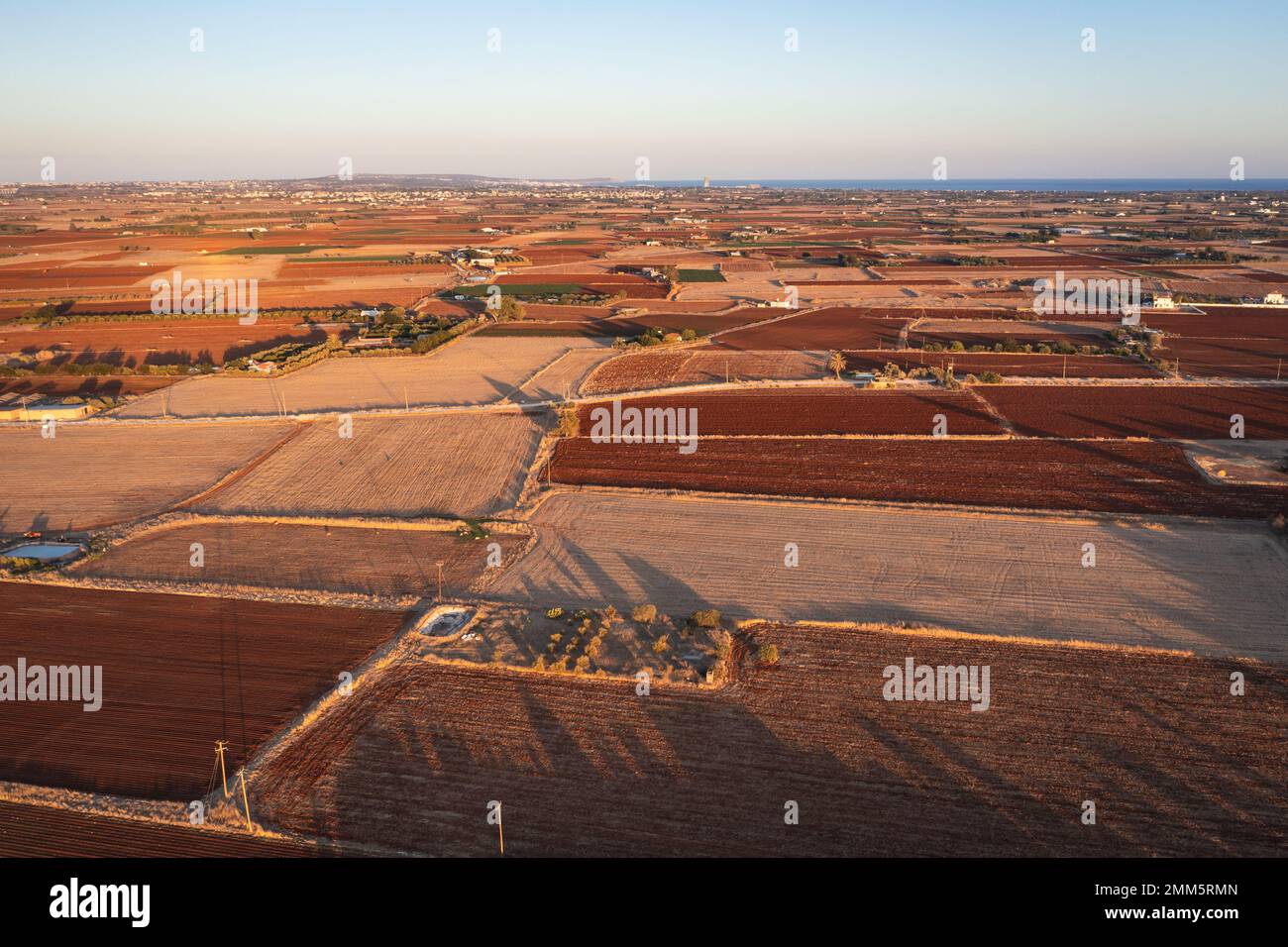 Blick auf Felder mit rotem Boden rund um das Dorf Avgorou im Bezirk ...