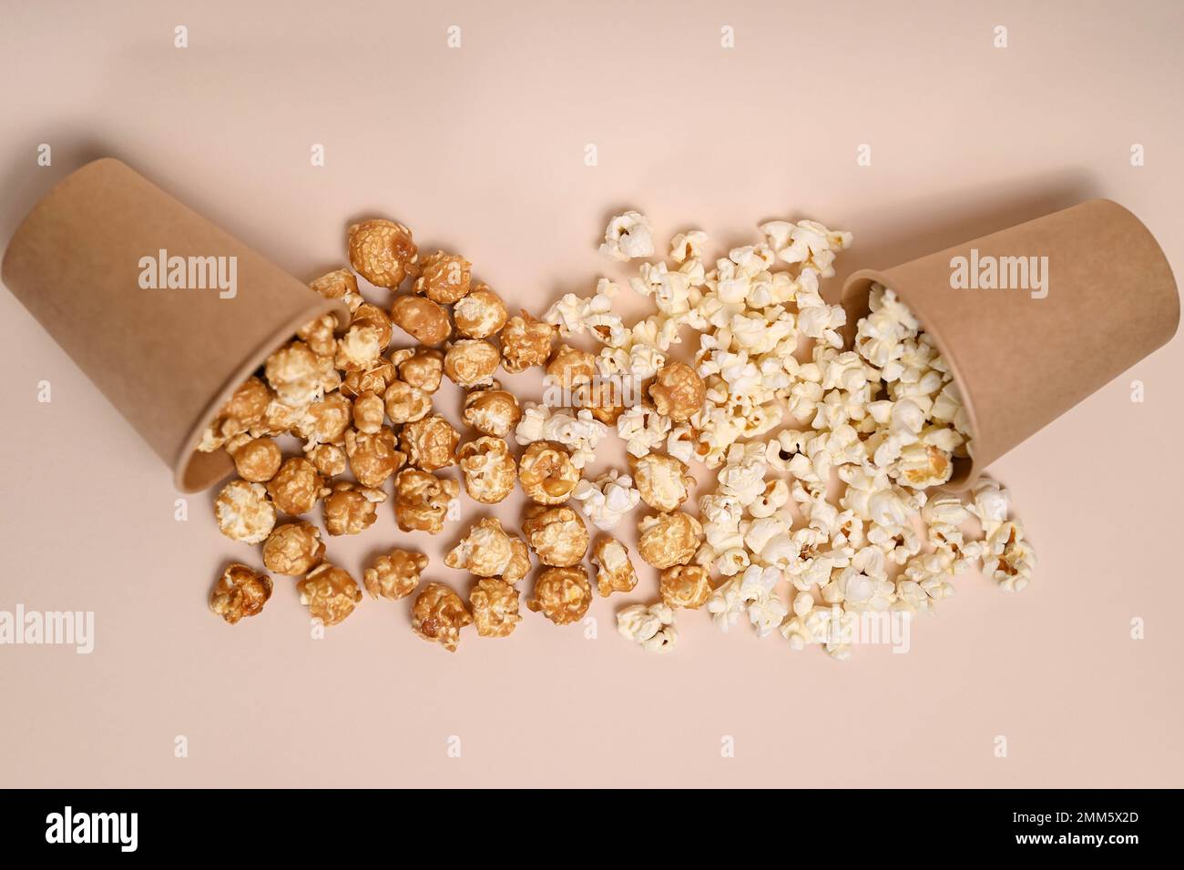 Zwei arten von popcorn -Fotos und -Bildmaterial in hoher Auflösung – Alamy