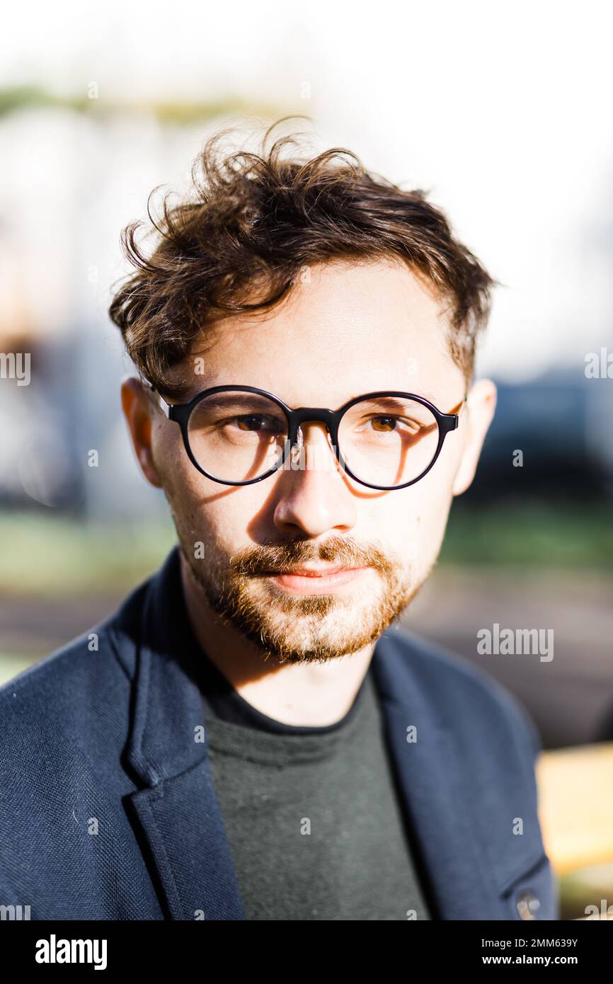 Stylish coat -Fotos und -Bildmaterial in hoher Auflösung – Alamy