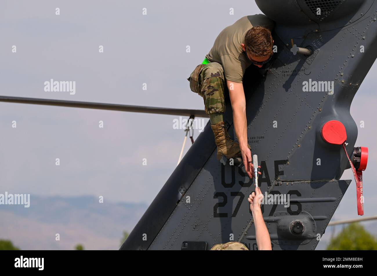 Ein US-Luftwaffenflieger der Rettungsgeneration 55., der dem 355 ...