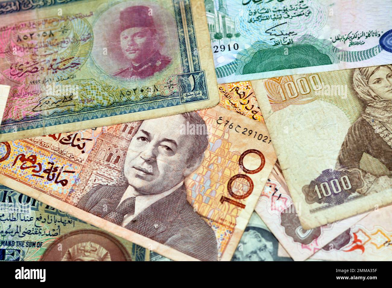 Verschiedene alte Bargeld-Banknoten aus verschiedenen Ländern der Welt ...