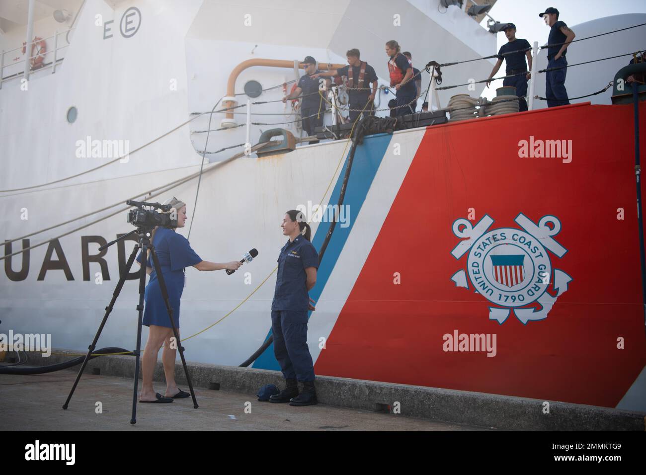 U.S. Coast Guard Cmdr. Brooke Millard, der Kommandant von USCGC Bear ...