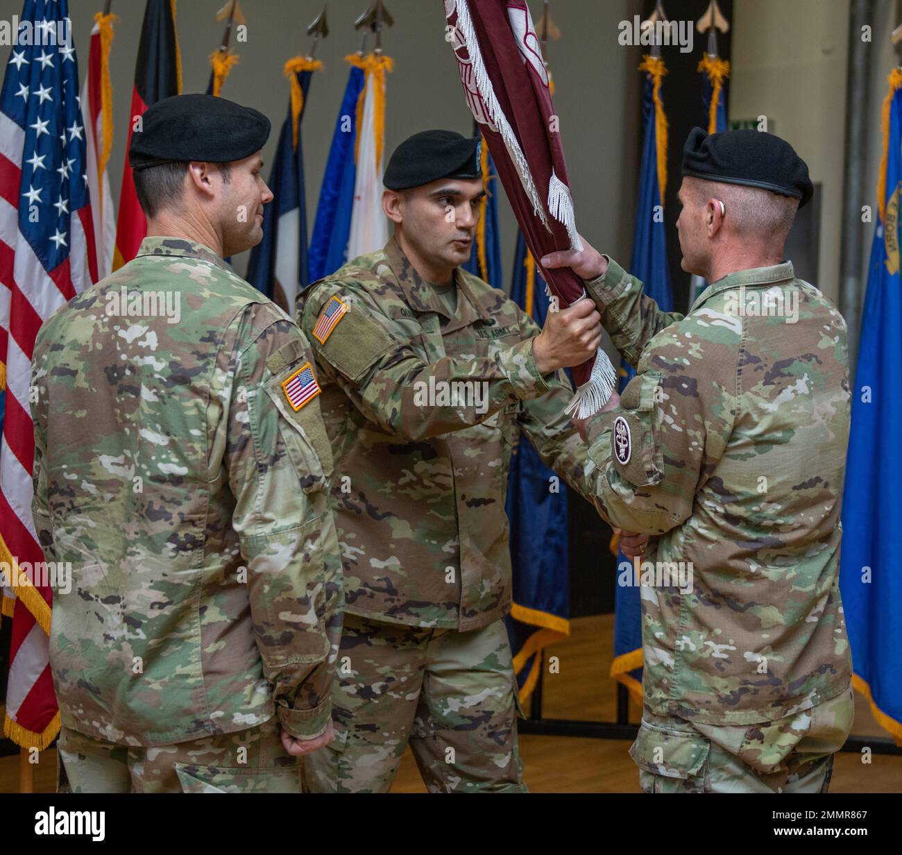 US Army Sgt. Maj. Cesar M. Quintana Jr., (Mitte) Dental Health Command ...