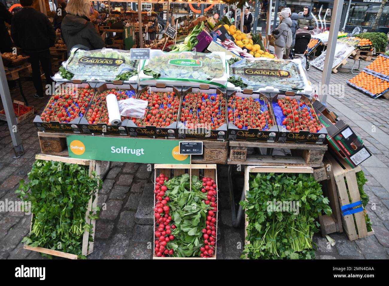 Kopenhagen/Dänemark/30. Januar 2023/Obst- und Gemüseeinkäufer bei Obst ...
