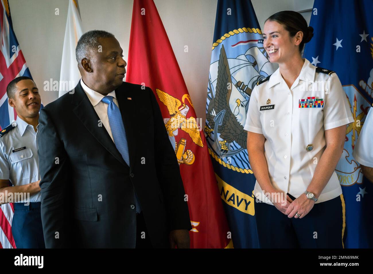Verteidigungsminister Lloyd J. Austin III spricht mit den USA Oberstleutnant Jill Bourque der US ...