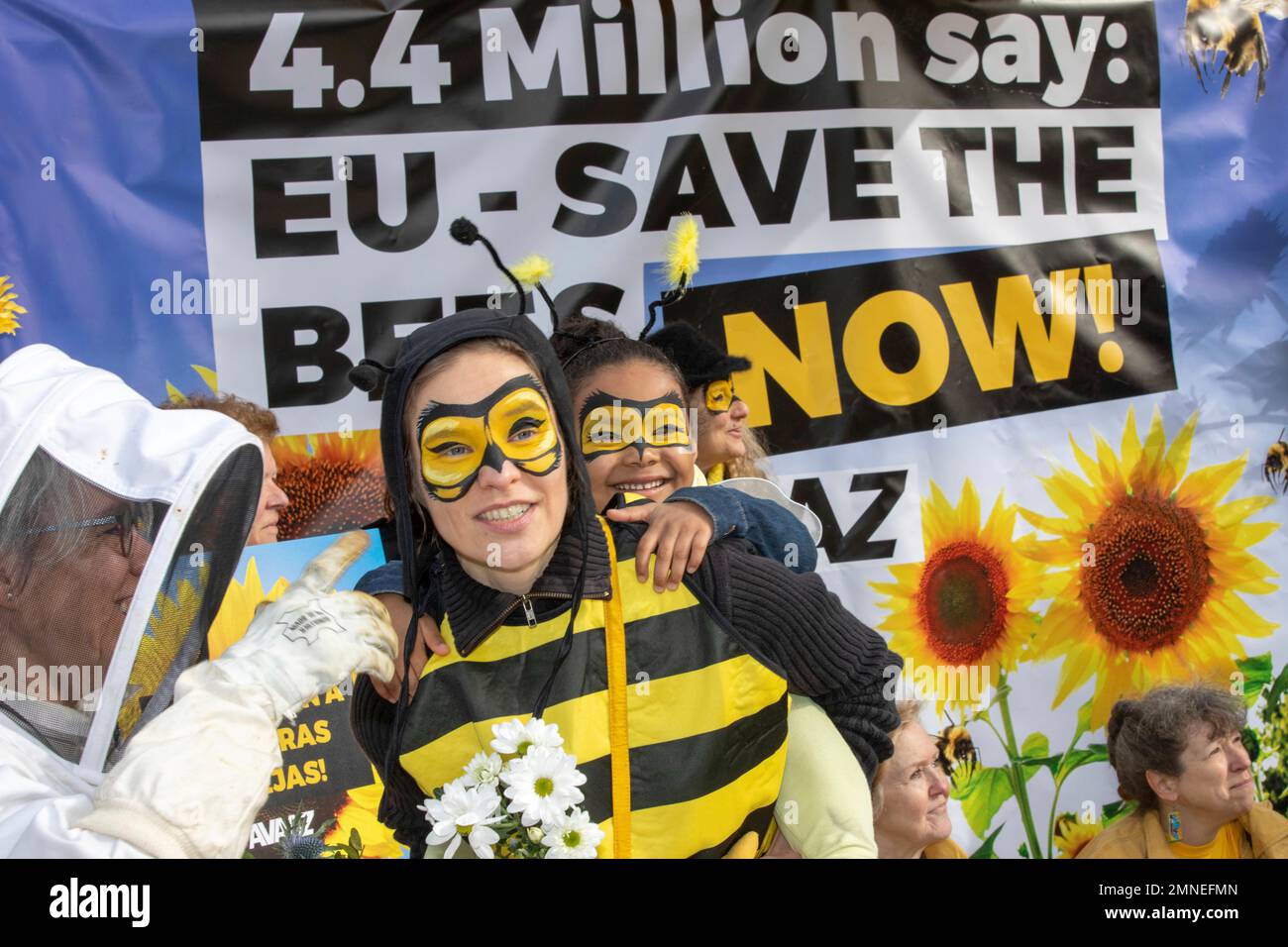 IMAGE DISTRIBUTED FOR AVAAZ - Citizens, Families and Bee Lovers protest ...