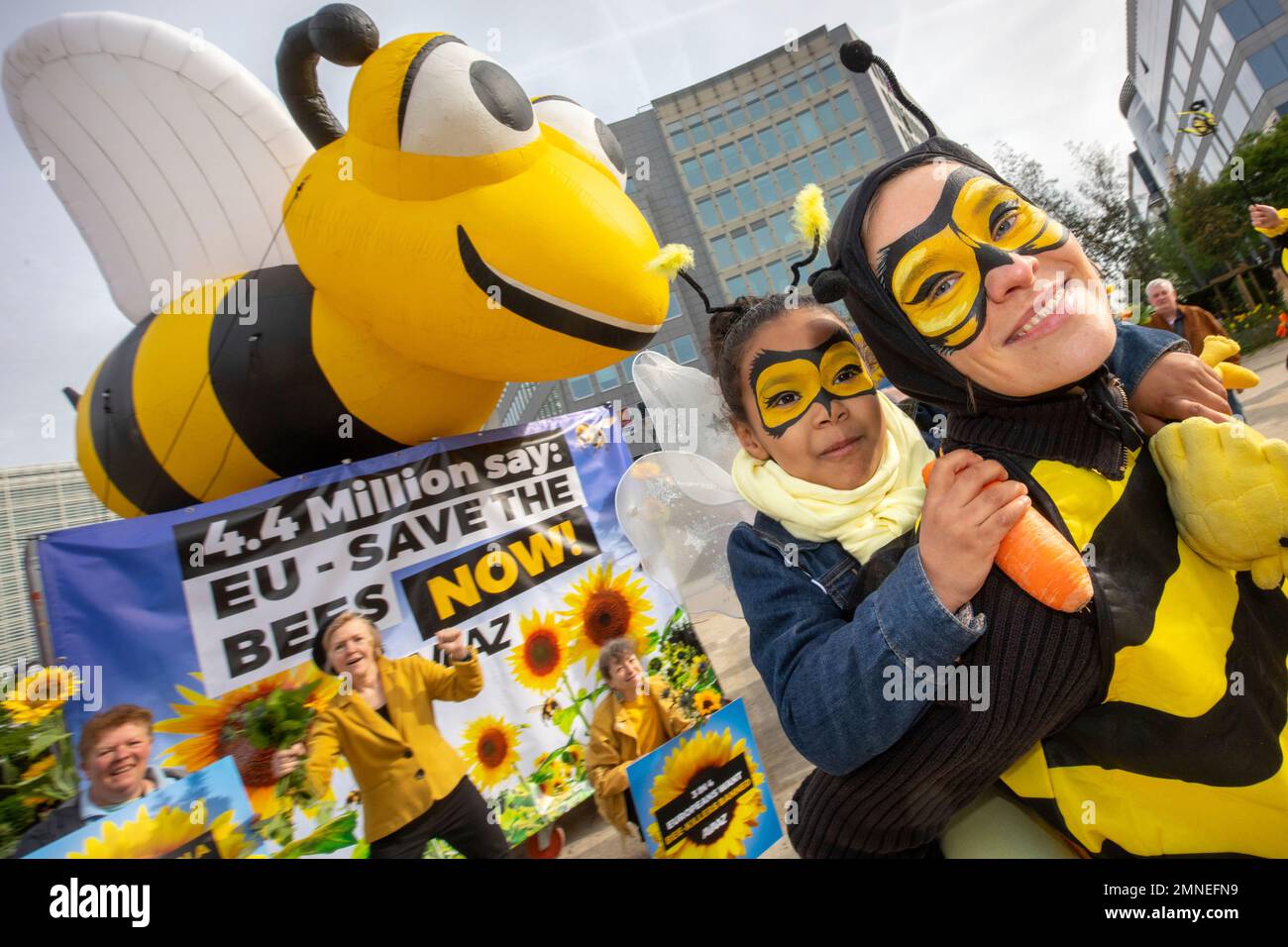 IMAGE DISTRIBUTED FOR AVAAZ - Citizens, Families and Bee Lovers protest ...