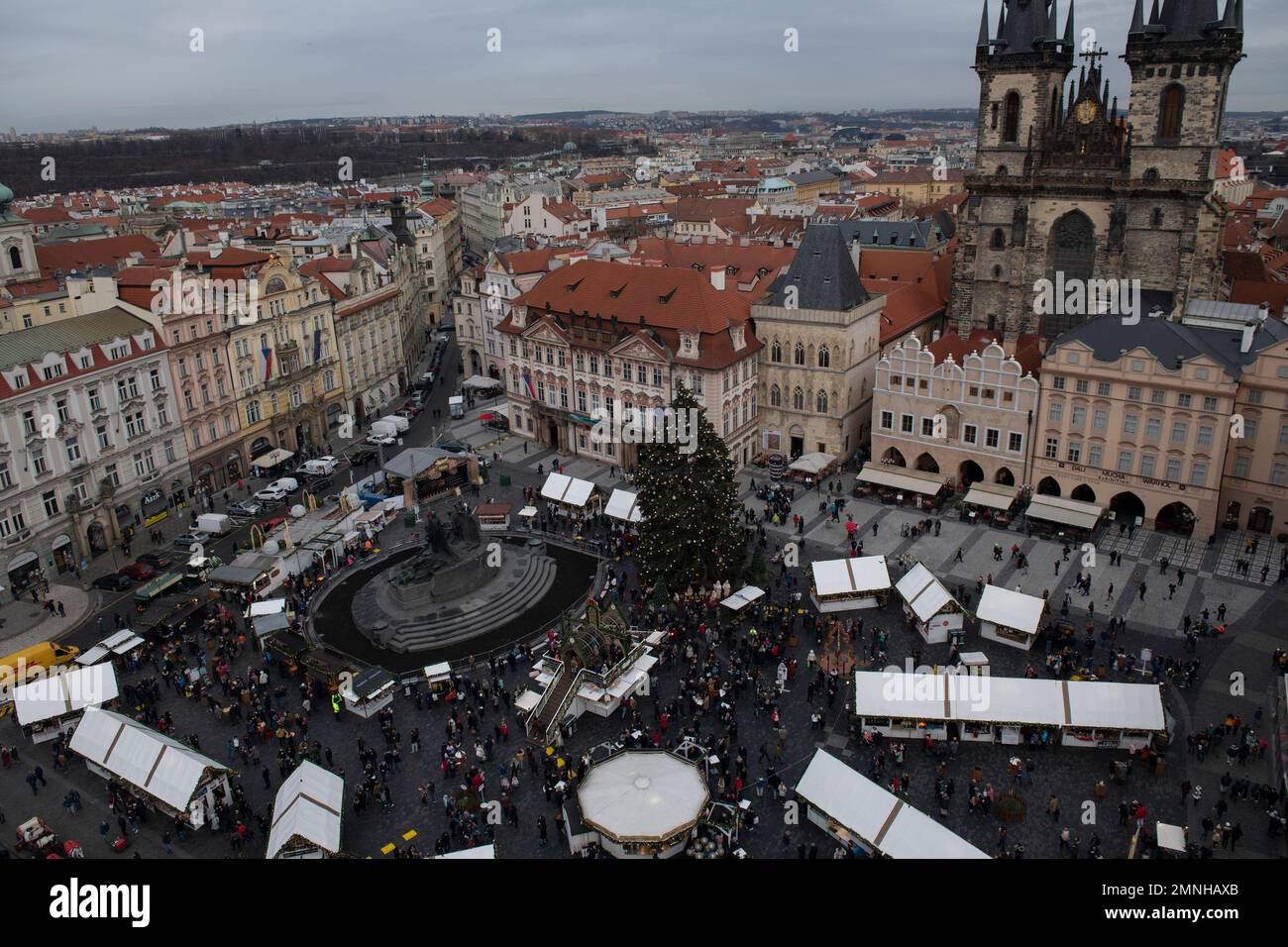 Weihnachtsmarkt rund um das Jan Hus-Denkmal und die Kirche unserer ...