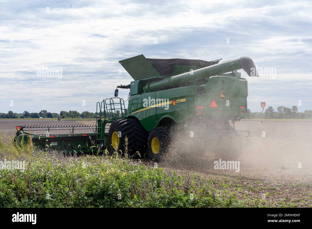 Ein Bauer, der einen John Deere S770 verwendet, um Sojabohnen auf ...