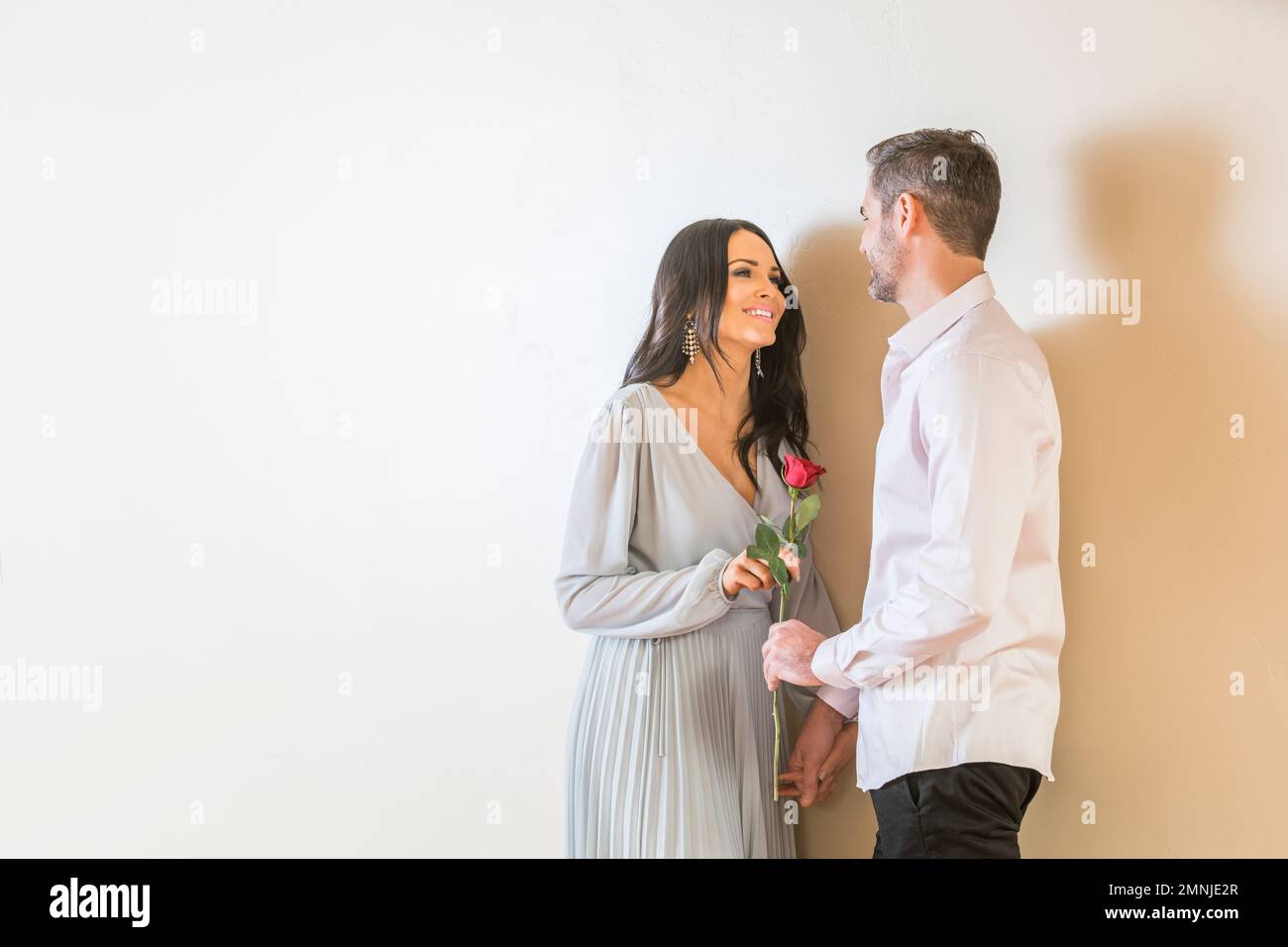 Mann mit roter rose -Fotos und -Bildmaterial in hoher Auflösung – Alamy